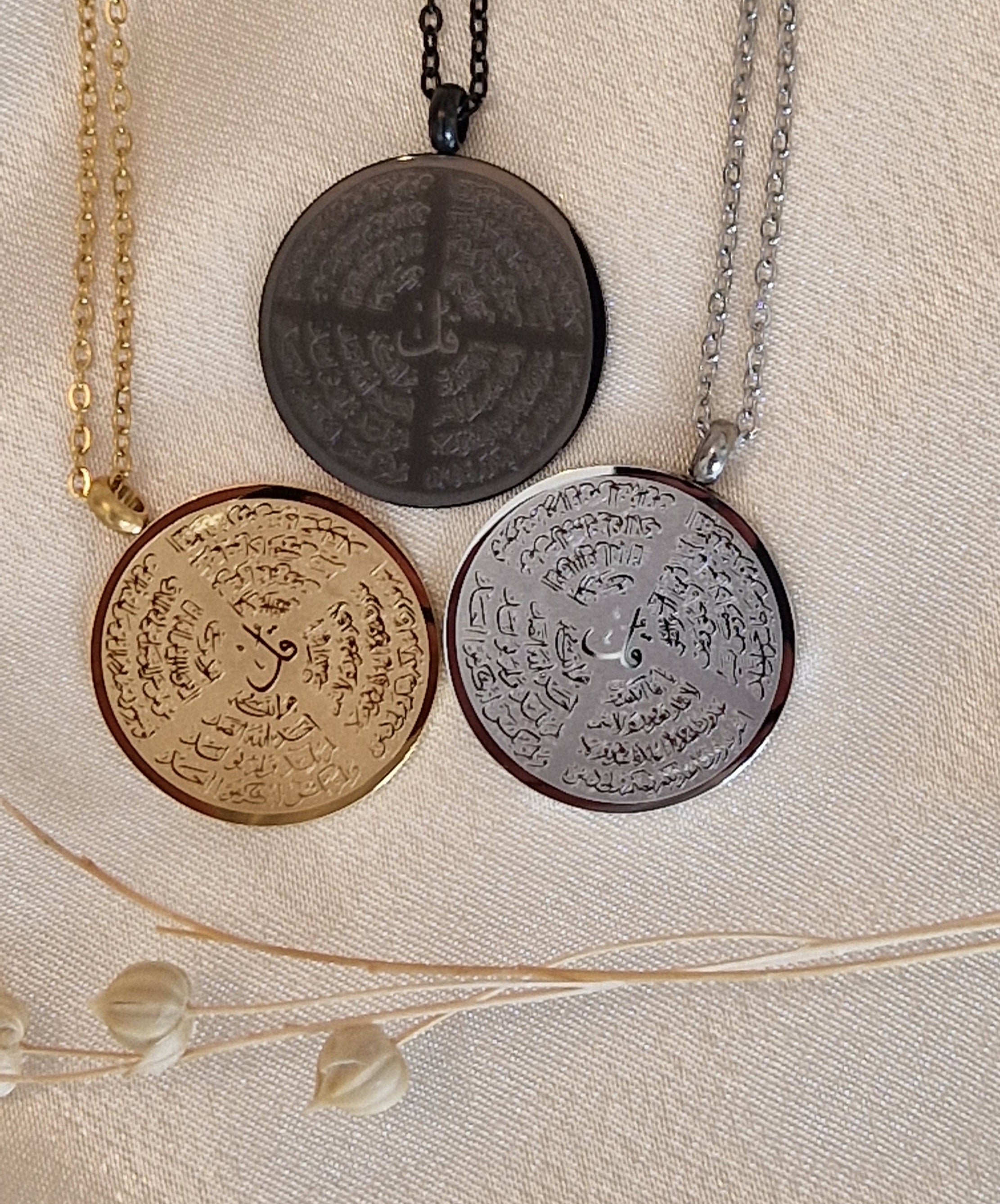 4 Quls Round Pendant – نور Nūr